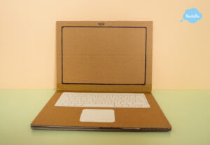 Ein Laptop aus Karton – BADALA Sticker