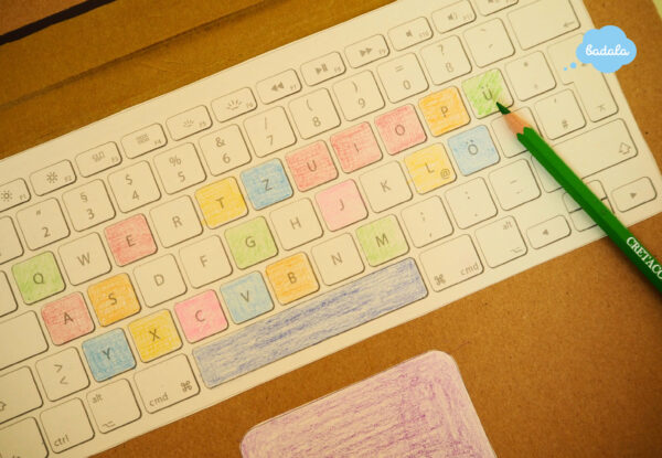 Ein Laptop aus Karton – BADALA Sticker